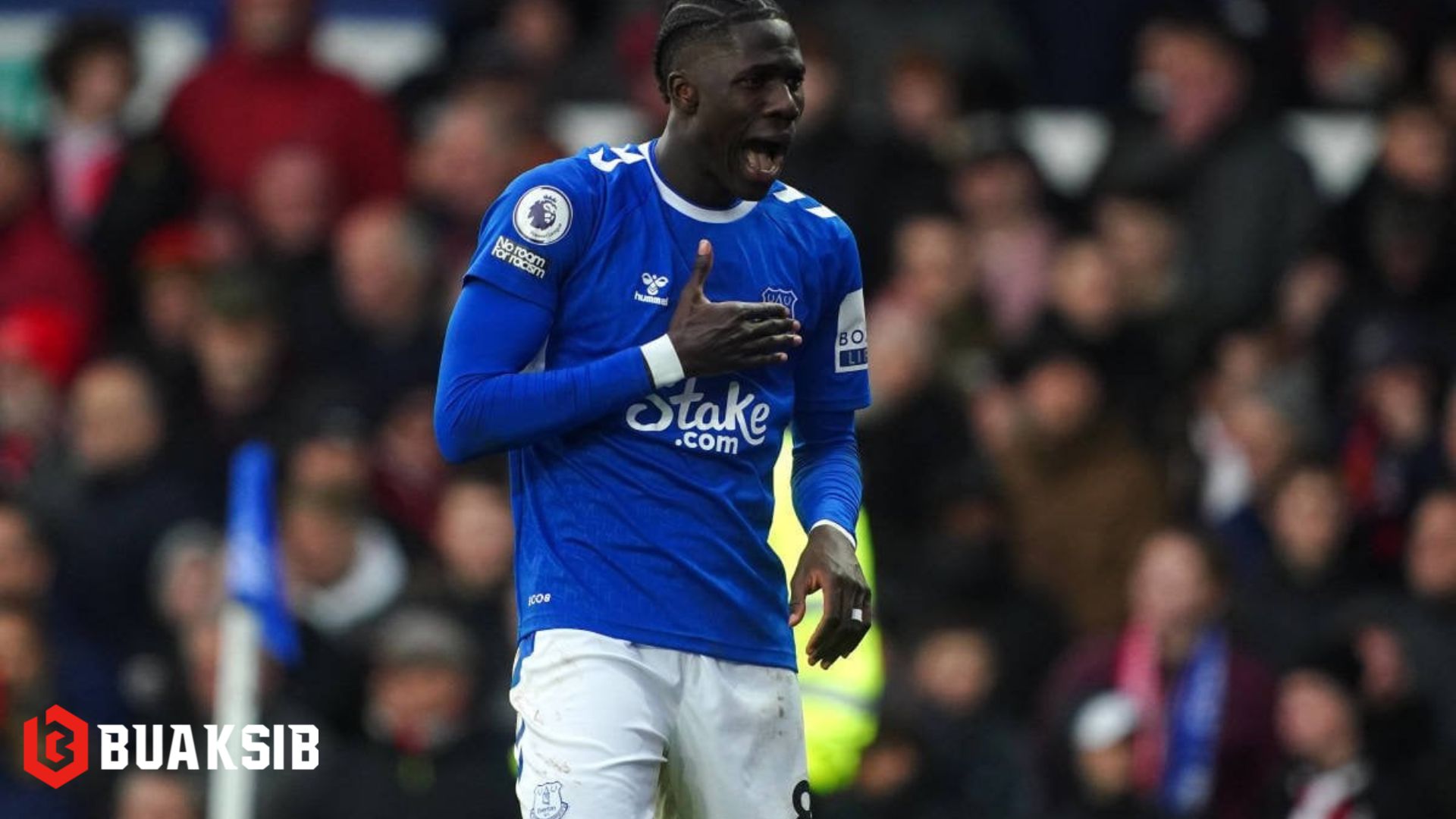 เนื้อหอม! "อมาดู โอนาน่า" โดนสิงห์ควงปืนจ้อง - Buaksib