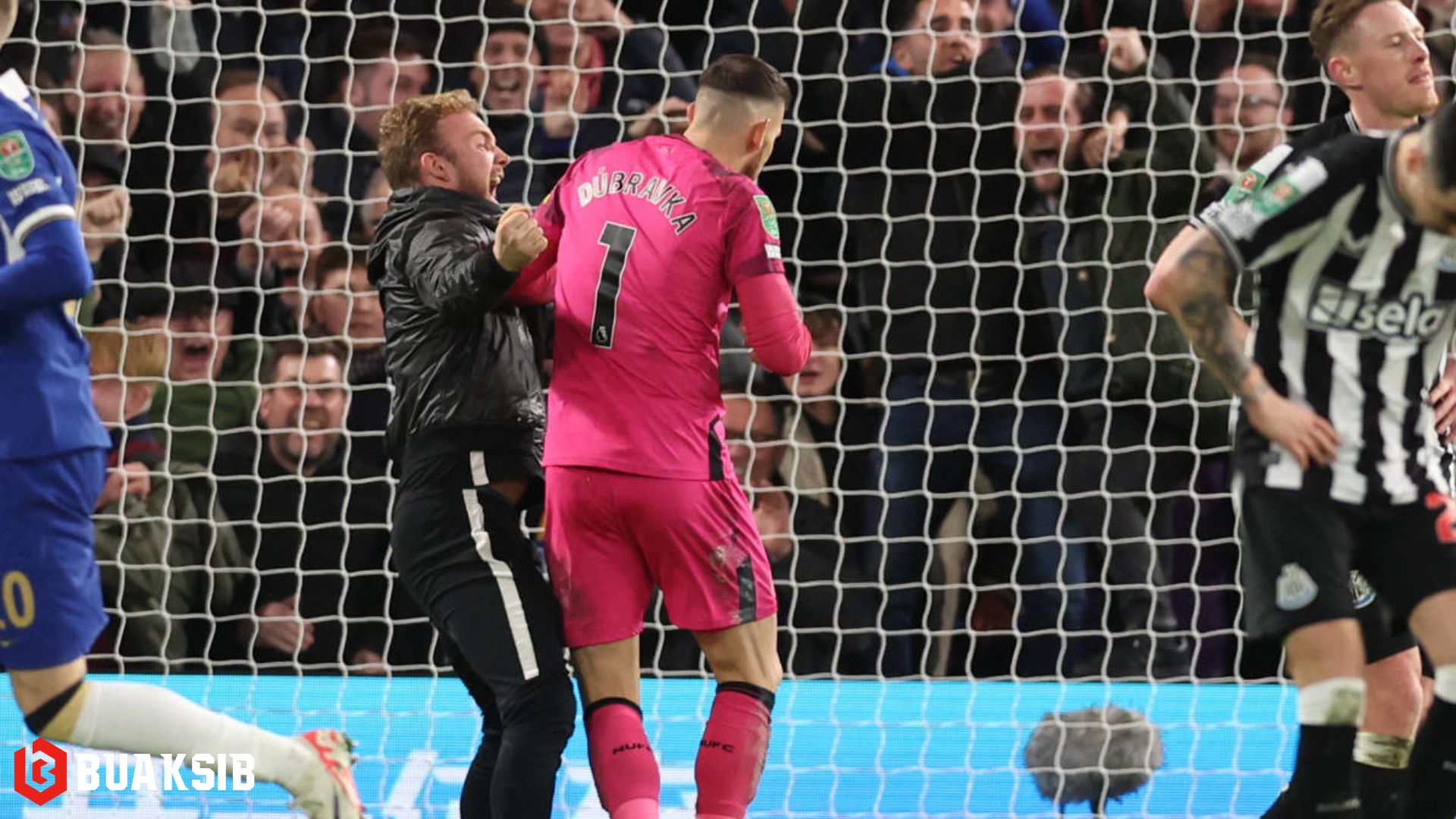 ตำรวจสอบแฟนสิงห์ บุกสนามป่วน "มาร์ติน ดูบราฟก้า" - Buaksib